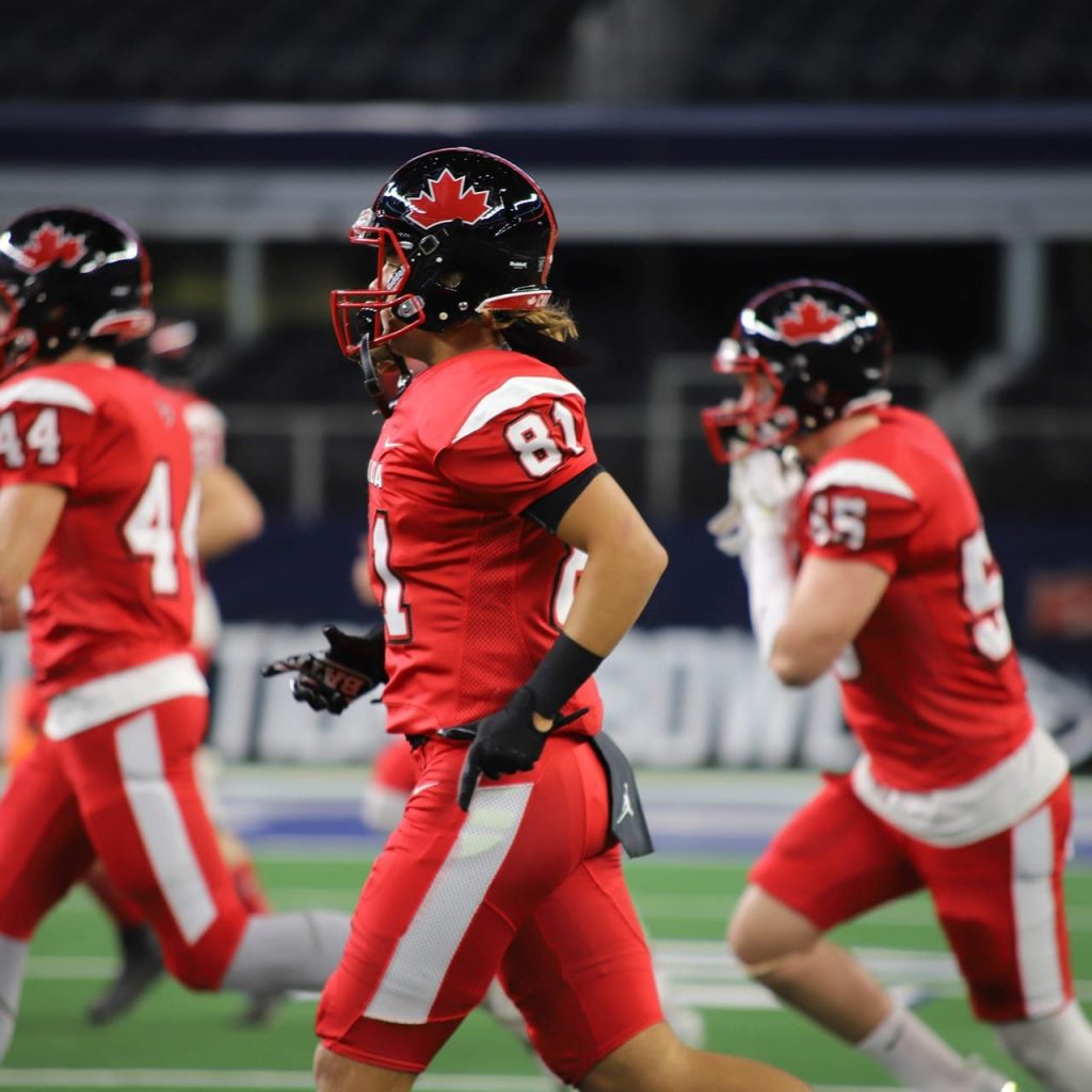 How much do canadian football players make?